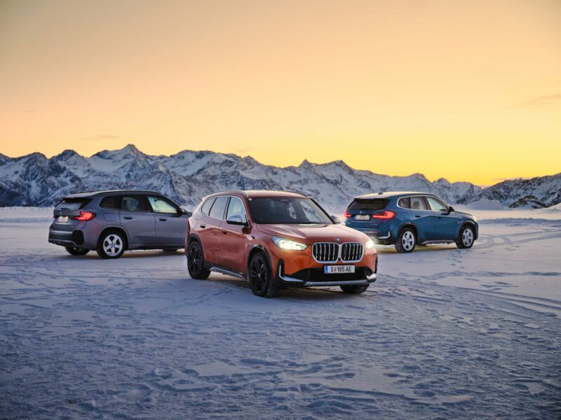 BMW X1 und der neue BMW iX1 beim Wintertraining